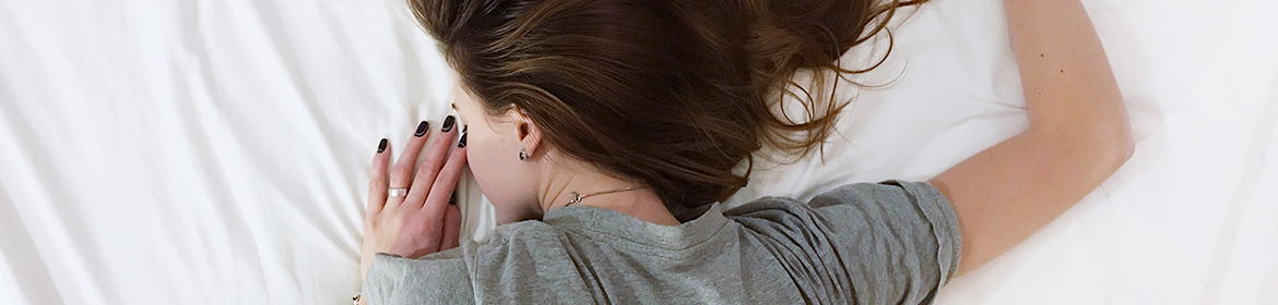 Qu’est-ce qui cause les yeux rouges ? Symptômes, traitements et moyens ...